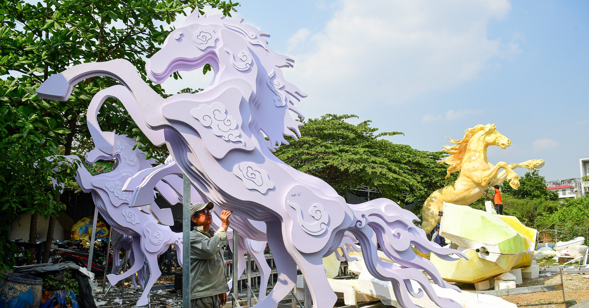 Two-ton mechanical horse unveiled for Nguyen Hue flower street