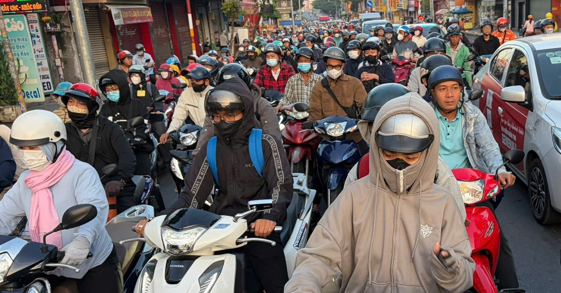 Ho Chi Minh City wakes to rare chill, residents wrap up against 17°C cold