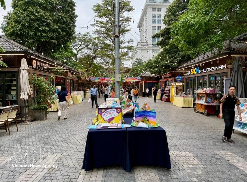 Hanoi celebrates Reading Culture Day with book street activities