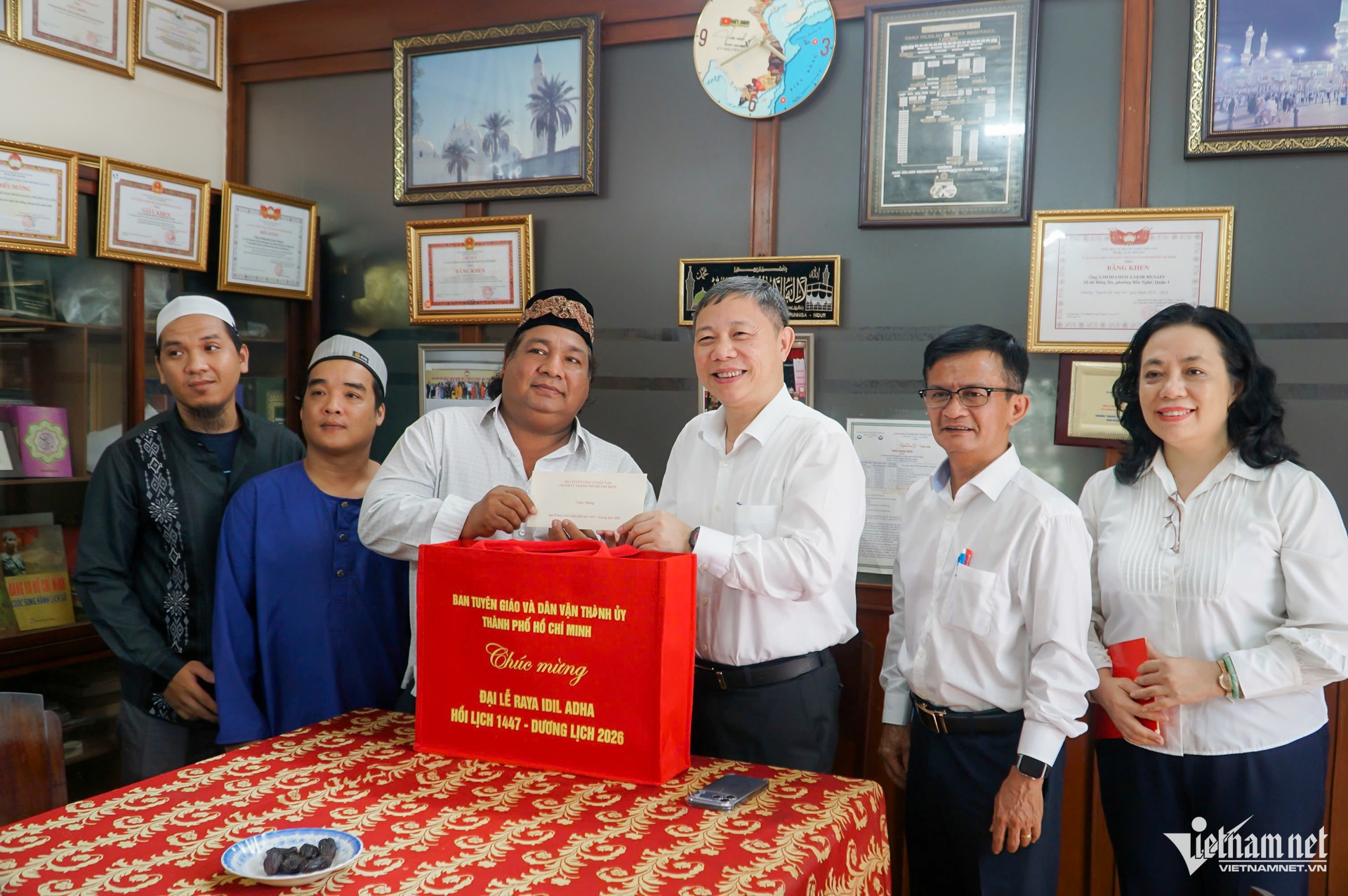 Ho Chi Minh City leaders visit Cham Muslim community for Raya Idil Adha