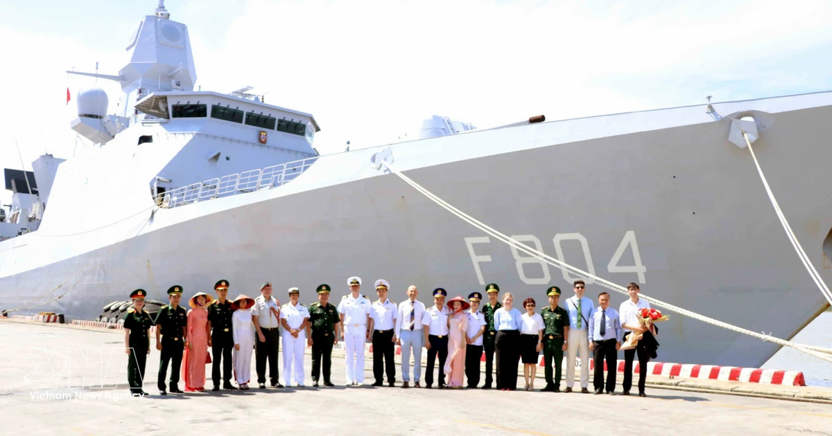Ship of Royal Netherlands Navy makes port call in Hai Phong