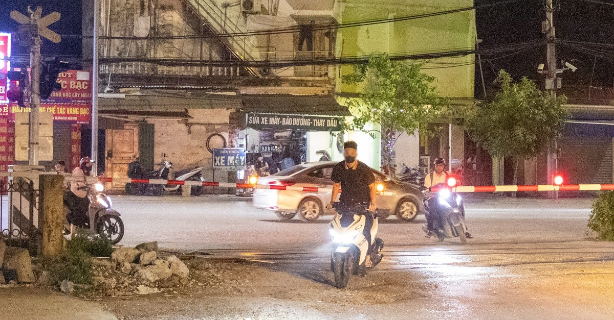 Drivers in Hanoi caught racing trains and ignoring lowered crossing ...