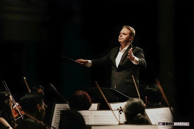 Finish conductor, Vietnamese violist perform at Saigon Opera House