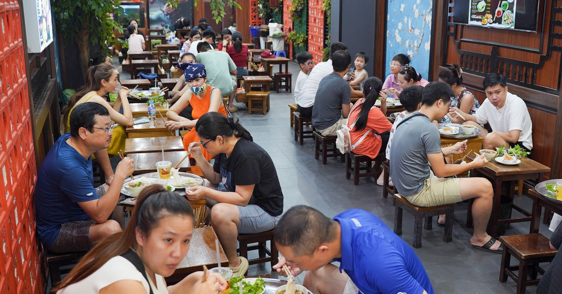 What is special about Hanoi's 3 Michelin-recommended banh cuon shops?